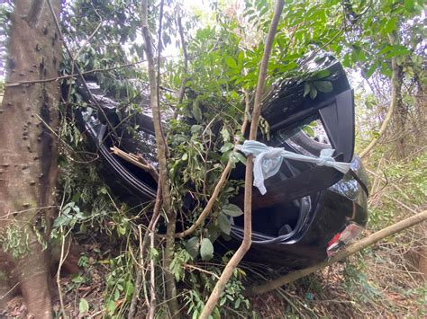 Carro Capota Cai De Ribanceira E 4 Pessoas Ficam Feridas Em Cachoeiro