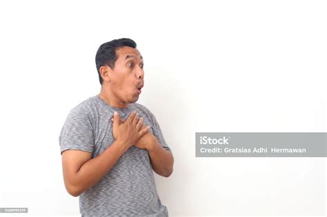 와우와 충격적인 아시아 남자의 얼굴은 빈 공간을 제시합니다 광고 모델 개념 인도 민족에 대한 스톡 사진 및 기타 이미지 인도 민족 30 39세 35 39세 Istock