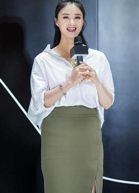 有种“富态美”叫蒋欣，白衬衫配开叉包臀裙，简约干练不失女人味