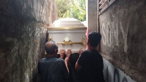 Potret Suasana Saat Jenazah Almarhumah Serda Hasy Kaunang Tiba Di Rumah