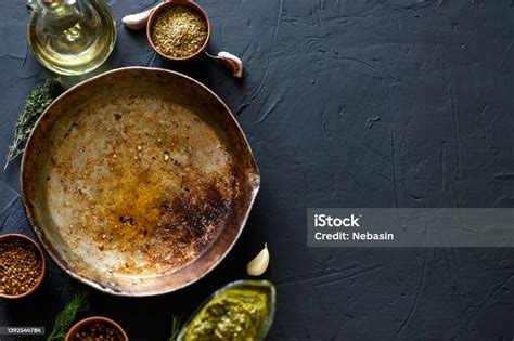 어두운 배경에 향신료로 둘러싸인 빈 오래된 프라이팬 텍스트에 대 한 배치 요리 개념 0명에 대한 스톡 사진 및 기타 이미지
