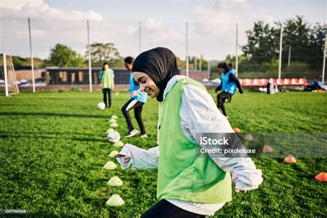 배경에 그녀의 팀원과 경기장에서 운동 젊은 여성 축구 선수의 자른 샷 십대에 대한 스톡 사진 및 기타 이미지 십대 축구 스포츠 Istock
