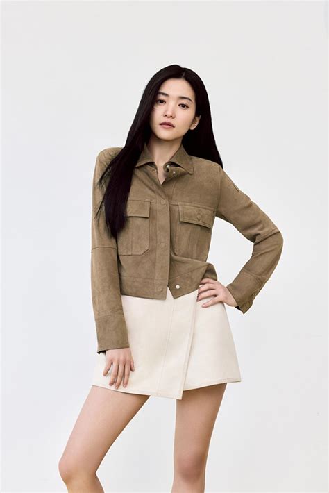 김태리 팔색조 매력으로 소화한 다채로운 스타일링감각적인 봄 패션 화보