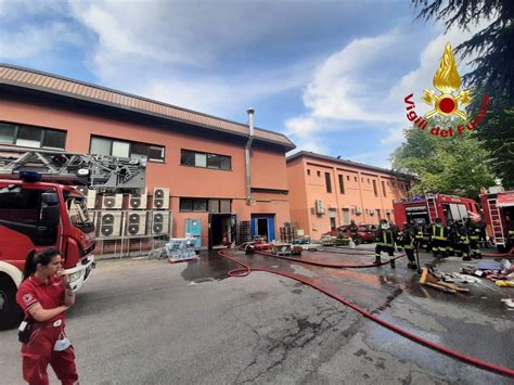 San Donato Milanese Incendio In Un Magazzino Lidl Struttura Evacuata