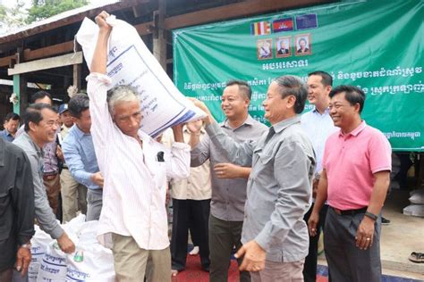 កសិករ រងគ្រោះ ដោយ គ្រោះ ធម្មជាតិ នៅ ស្រុក ក្រឡាញ់ និង ស្រុក ពួក ទទួល បាន ស្រូវពូជ ពី ក្រសួង