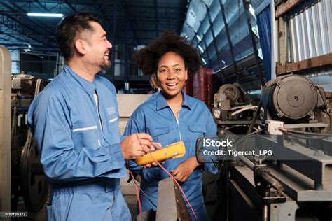 두 명의 전문 엔지니어가 공장에서 기계의 전기 시스템을 검사합니다 2명에 대한 스톡 사진 및 기타 이미지 2명 검사 보기 검사자 Istock