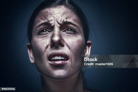 상한 피부와 검은 눈 우는 여자의 초상화를 닫습니다 여자에 대한 스톡 사진 및 기타 이미지 여자 한 명의 여자만 울음 Istock