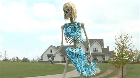 Taylor Swift Skeleton Effigy Fills A Blank Space In Indiana Offbeat News Sky News