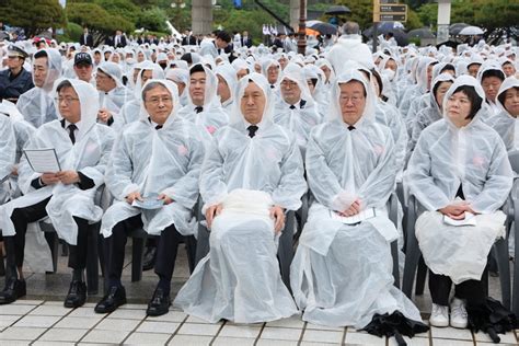 여야 ‘盧 서거 14주기 맞아 봉하 총출동 전자신문