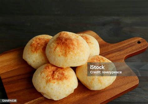신선한 구운 브라질 치즈 빵 또는 나무 빵판에 파오 데 퀘이조 팡 지 케이주에 대한 스톡 사진 및 기타 이미지 팡 지 케이주