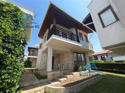 Къща с Три Спални в Малък Комплекс в Кошарица Двуетажна къща 125 кв м РЗП 100 кв м двор