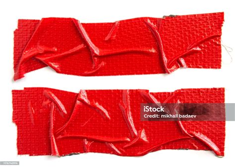 흰색 배경에 격리 된 빨간 광택 천 개퍼 테이프의 두 구겨진 조각 건강관리와 의술에 대한 스톡 사진 및 기타 이미지 건강