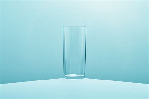 흰색 테이블 가장자리의 부드러운 그라데이션을 배경으로 엠피 클리어 마시는 유리 0명에 대한 스톡 사진 및 기타 이미지 0명