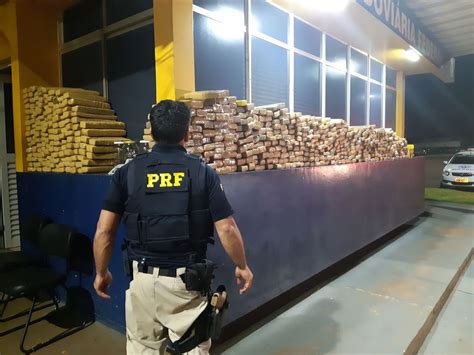 Homem abandona carro mais de 700 quilos de maconha após perseguição