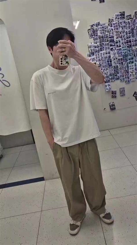 패션남 역시 흰티에 베이지 와이드 팬 KREAM