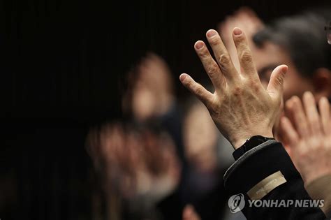 수어로 소통하는 청각장애인 41 만 7∼12세에 수어 처음 접해 연합뉴스