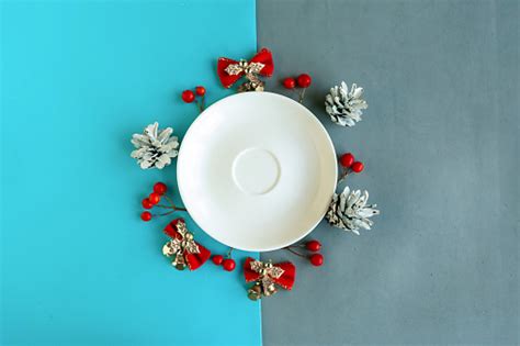 빈 접시와 색상 기하학적 배경에 크리스마스 장식 최소한의 개념 텍스트에 대한 복사 공간 0명에 대한 스톡 사진 및 기타 이미지