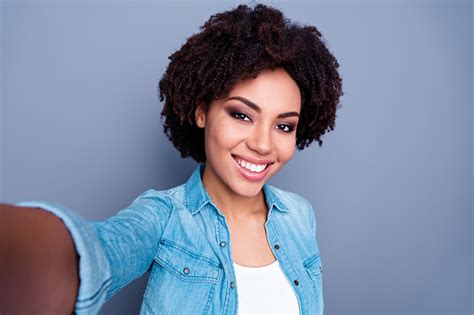 긍정적 인 쾌활한 소녀의 사진 셀카 기록 비디오 치아 미소 회색 배경에 고립 된 20 24세에 대한 스톡 사진 및 기타 이미지 20 24세 갈색 머리 감정 Istock