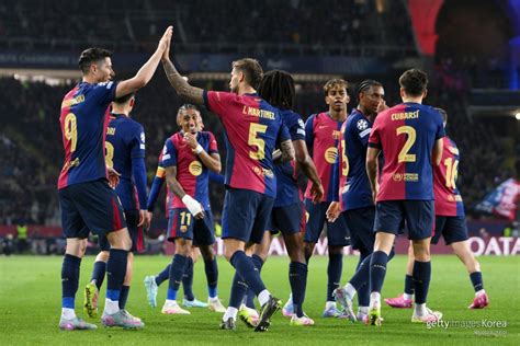 ‘레반도프스키 멀티골 바르셀로나 도르트문트 완파