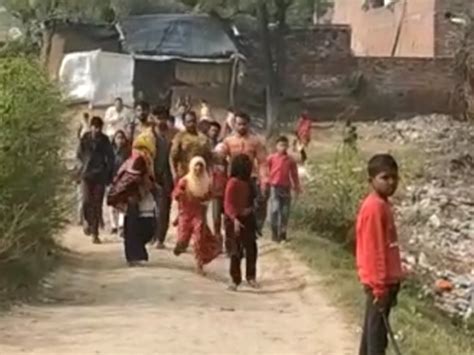 घर के बाहर बैठी मासूम से शराब के नशे में धुत आरोपी ने की छेड़छाड़ गांव