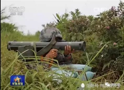 越军展示新装备的单兵原子弹