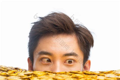 青年男人和金币图片 包图网企业站