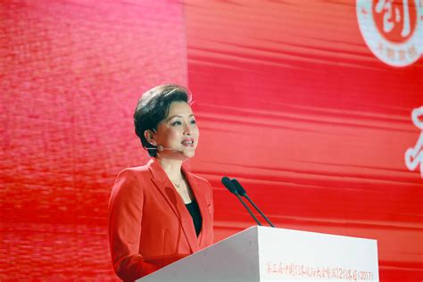 49岁杨澜一袭红装主持商业活动 知性优雅端庄大方气质尽显 手机凤凰网