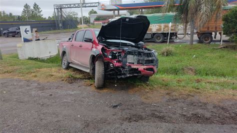Choque Entre Camioneta Y Auto Con Un Conductor Atrapado Entre Hierros