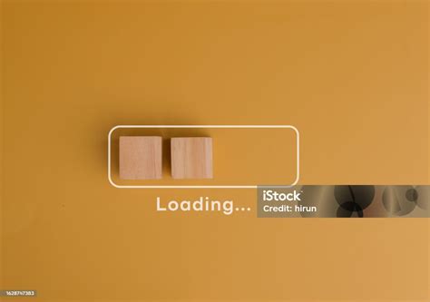 ローディングバーの進行コンセプトを持つ木製の立方体ブロック黄色の背景にビジネスアイデア進捗計画戦略コンセプト つながりのストックフォトや