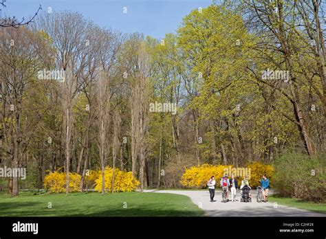 Muenchen Englischer Garten Fotos Und Bildmaterial In Hoher Auflösung