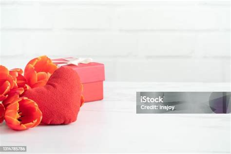 어머니의 날 선물 흰색 테이블 배경에 선물과 하트 모양으로 빨간 튤립 꽃다발의 디자인 컨셉을 닫습니다 0명에 대한 스톡 사진 및 기타 이미지 Istock