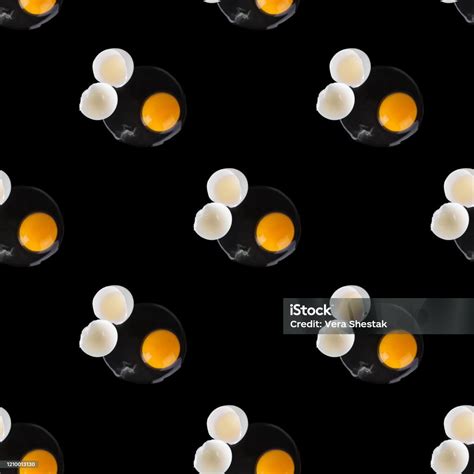 검은 배경 상단보기에 깨진 흰색 계란의 원활한 패턴 장식 금이 달걀 껍질 반쪽 원시 계란 노란색 노른자 부활절 배너 창조적 인 포스터 예술 음식 벽지 트렌디 한 인쇄를 반복