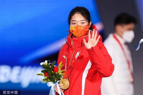 组图：冬奥短道速滑混合接力颁奖 中国队领取金牌 搜狐大视野 搜狐新闻