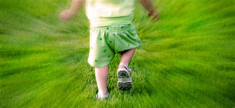 빠른 움직임을 위해 재미있는 모션 블러를 가지고 풀밭에서 달리는 어린 아이 건강한 생활방식에 대한 스톡 사진 및 기타 이미지 건강한 생활방식 녹색 놀기 Istock