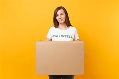 화이트에 웃는 여자의 초상화 티셔츠 서 면된 비문 녹색 제목 노란색 배경에 고립 된 큰 골 판지 상자와 함께 자원 봉사 자발적인
