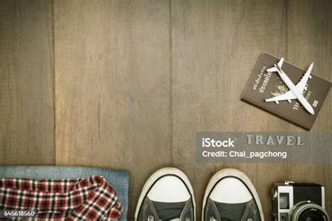 여행 액세서리 의상 여권 수하물 모자 기타 여행 지도 카메라 갈색 나무 질감에 여행 장소 삽화와 복고풍 음색에 대 한 준비 0명에 대한 스톡 사진 및 기타 이미지 Istock