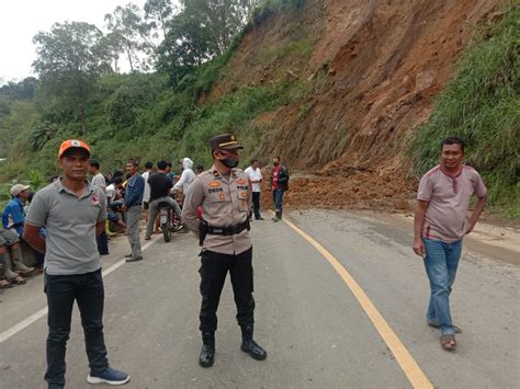 Pengguna Jalan Nyaris Terkena Longsor Di Jalan Takengon Bireuen Warga
