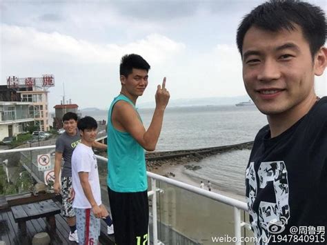 华大男篮名宿周鲁男，不做职业球员回家乡搞青训，如今回报母校！华侨