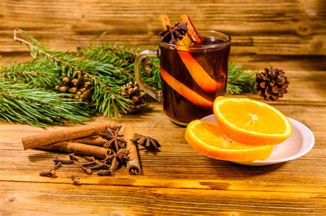 계 피 슬라이스 오렌지와 전나무 나무 가지 나무 테이블에 Mulled 와인 한잔 0명에 대한 스톡 사진 및 기타 이미지 0명