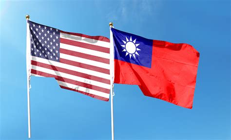 曇り空に浮かぶアメリカ国旗と台湾国旗空に手を振る アジア大陸のストックフォトや画像を多数ご用意 アジア大陸 アメリカ合衆国