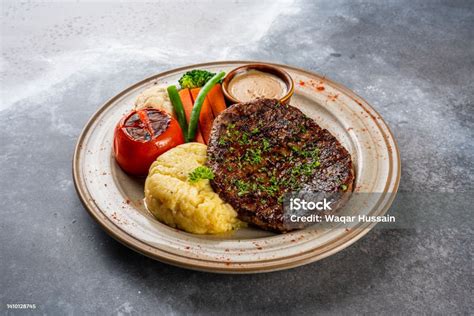 토마토와 함께 필렛 스테이크는 어두운 배경 측면보기 음식에 격리 된 요리에서 제공됩니다 스테이크에 대한 스톡 사진 및 기타
