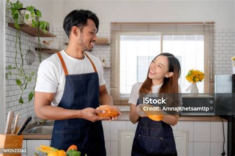 건강한 아침 식사를 만들기 위해 음식과 빵을 준비하는 아시아 커플 남녀는 집 주방에서 행복한 요리를 즐긴다 25 29세에 대한