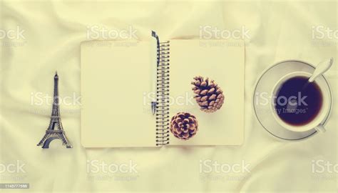 아침 영감 차 한잔 펜 소나무 콘 흰 침대 시트에 기념품으로 된 노트북 침대에서 아침 식사 꿈의 개념과 여행 하는 욕망 평면도 개념에 대한 스톡 사진 및 기타 이미지