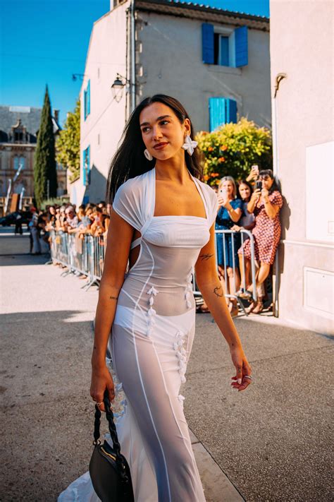 Dua Lipa Arriesgó Y Triunfó Con Su Look De Invitada En La Boda De