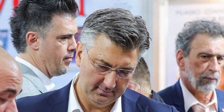 Andrej Plenković stigao na misu s najdražom pratnjom pogledajte preslatki obiteljski trenutak