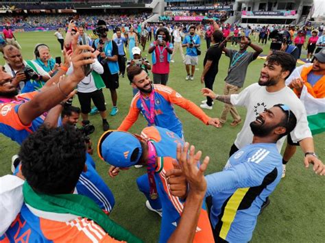 Team India Returns दिल्ली एयरपोर्ट पर टी20 वर्ल्ड कप ट्रॉफी संग कुछ इस