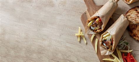 자이로 피타 샤와르마가 나무 테이블에 싸서 있습니다 슬라이스 컷 고기 오버 헤드와 그리스 음식 길거리 음식에 대한 스톡 사진 및 기타 이미지 Istock