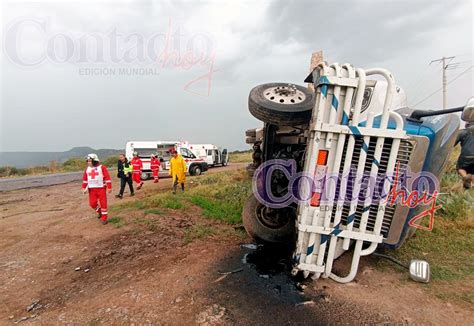 Camión tortón se vuelca sobre la carretera a Zacatecas van cuatro
