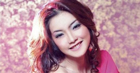 Agista Putri Pose Hot Model Yang Cantik Dan Seksi