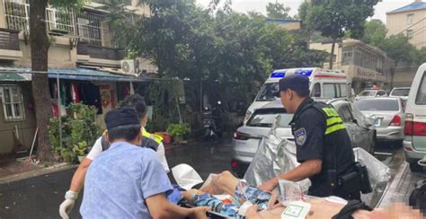老人不慎从楼上跌落，民警紧急救援腾讯新闻